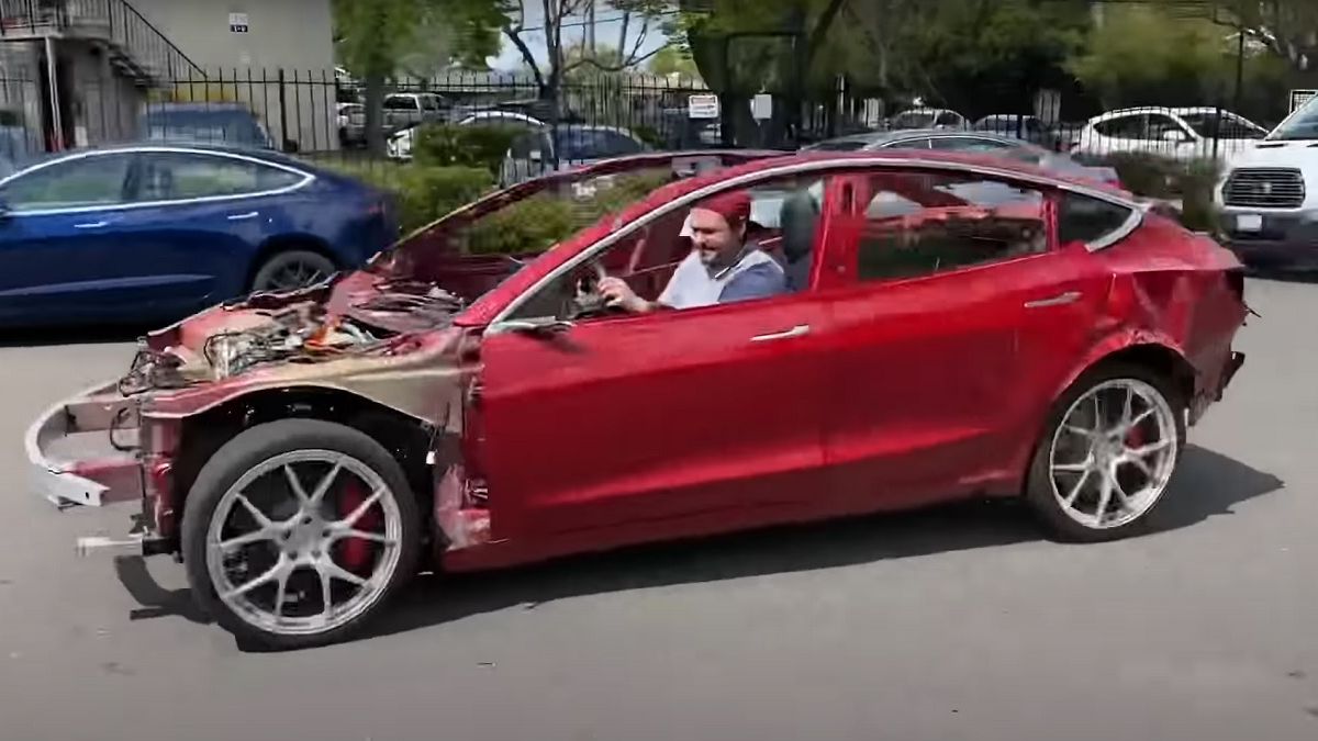 VIDÉO : Cette épave de Tesla roule toujours (et se... | Gocar.be VIDÉO : Cette épave de Tesla roule toujours (et se... | Gocar.be