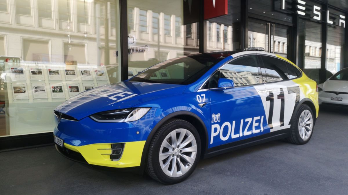 Politie gevangen in eigen Tesla - Business AM