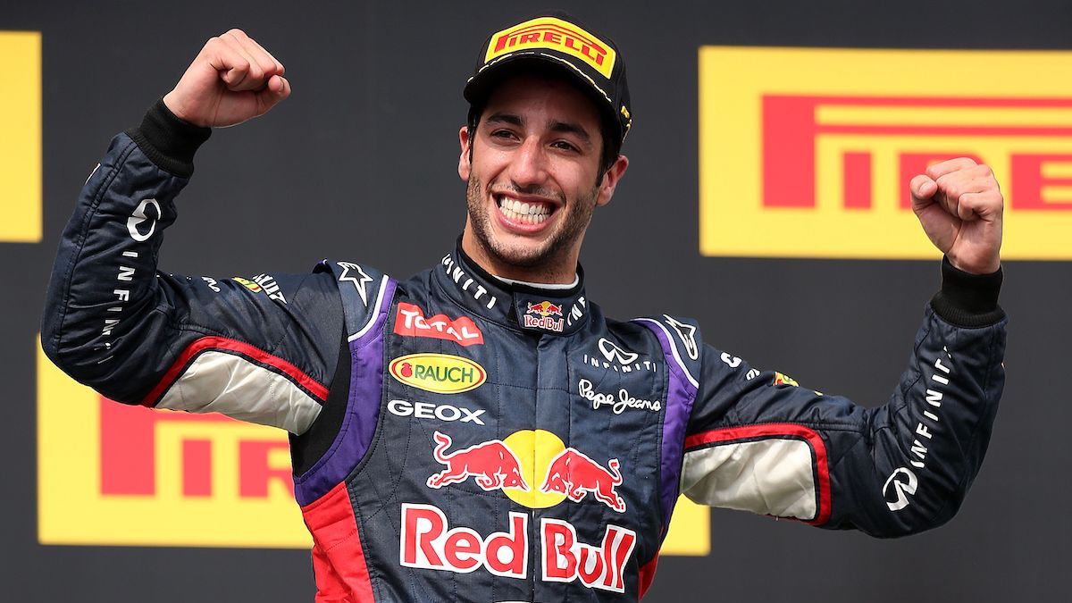 F1-piloot Daniel Ricciardo scheurt door de outback | Gocar.be