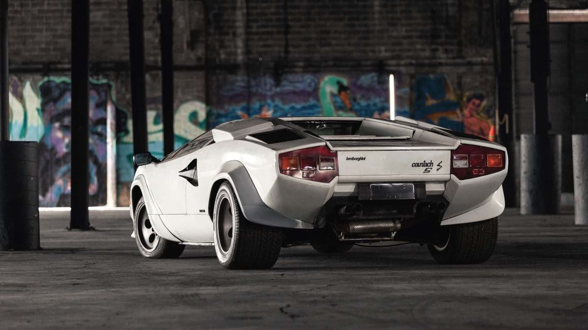Deze Lamborghini Countach staat al lang stil en mo... | Gocar.be