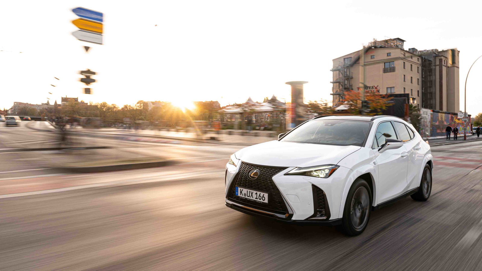 Lexus UX 250h FWD: luxe op maat van de stad - Business AM