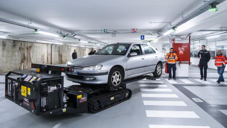 Robots slepen brandende elektrische auto’s uit par... | Gocar.be